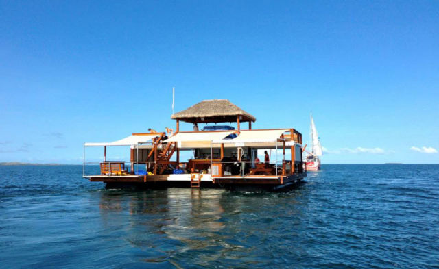 A Stunning Floating Bar That Is a Must-Visit Venue in Fiji (14 pics + 1 ...